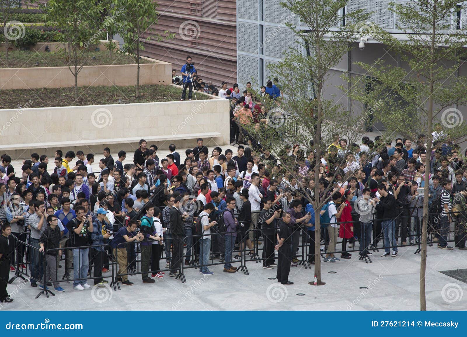 People Outside Apple Store Shenzhen Editorial Stock Image - Image of ...