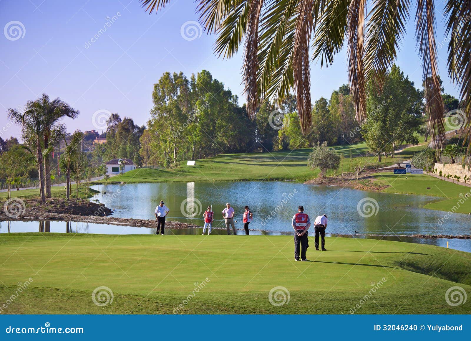 People playing golf editorial image. Image of competition - 32046240
