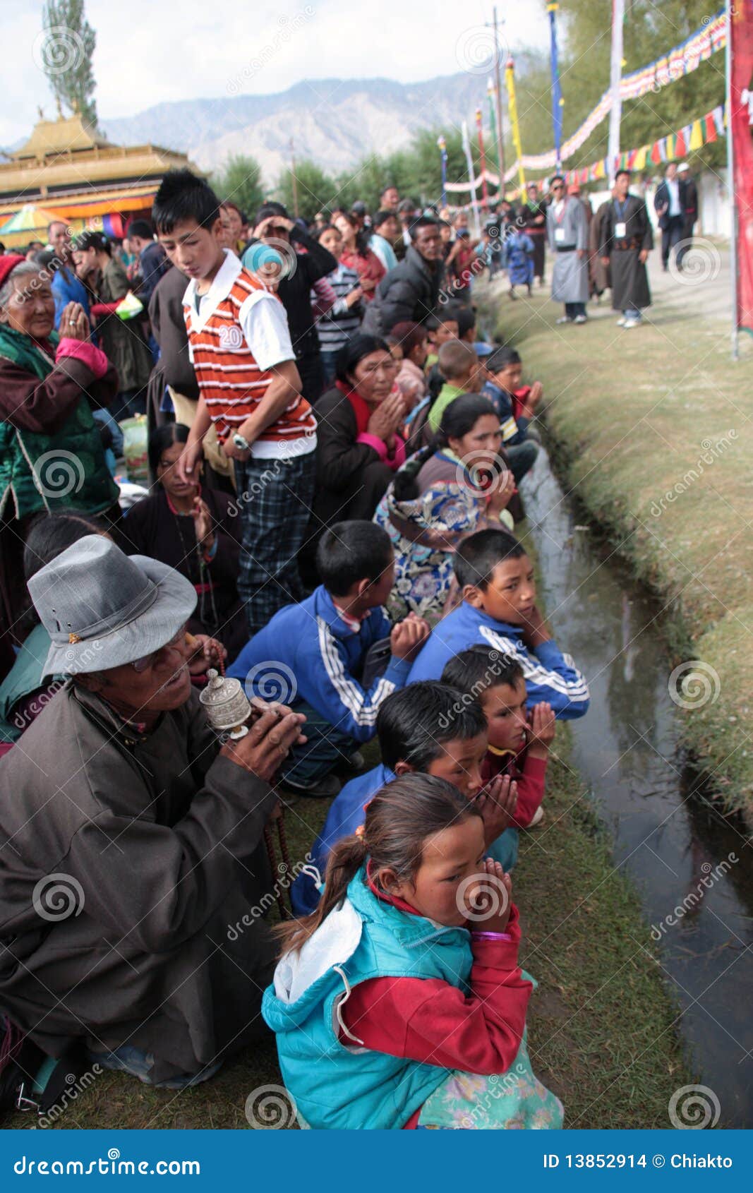 People praying editorial stock image. Image of tibetan - 13852914