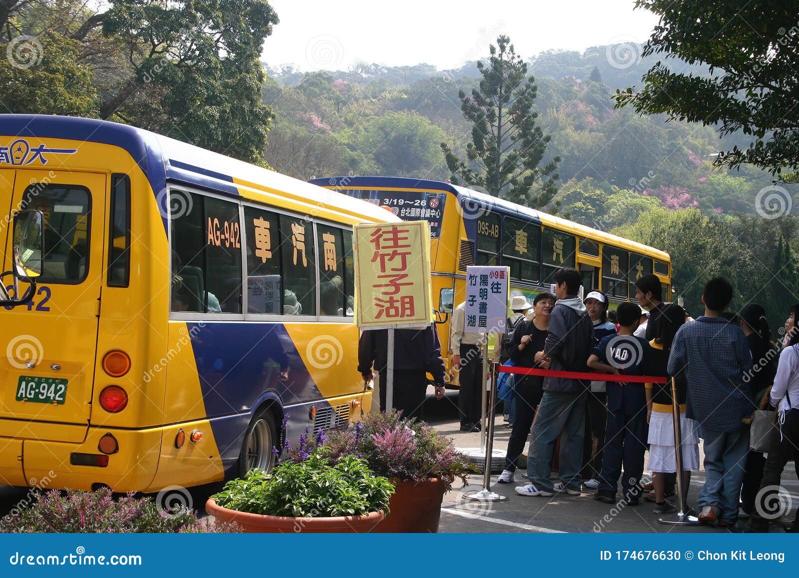 People Queueing Up for the Shutter Bus Editorial Image - Image of shutter, asian: 174676630