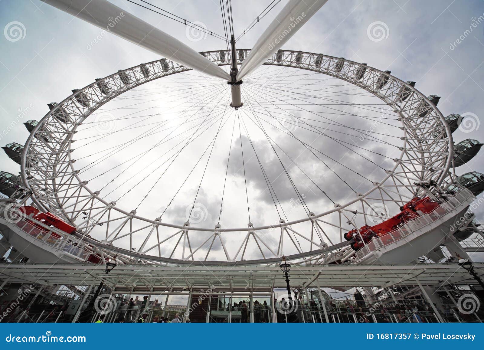 People Ride the London Eye at the Summer Editorial Photography - Image ...