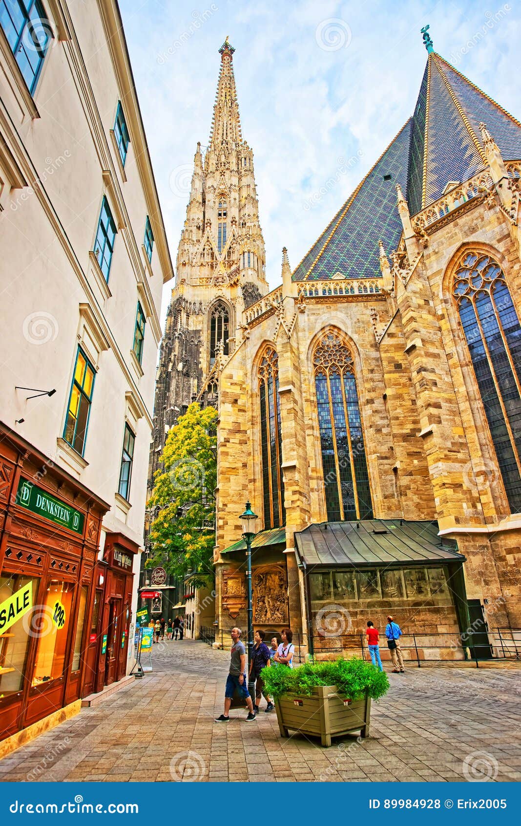 People at Saint Stephen Cathedral on Stephansplatz Vienna Editorial ...