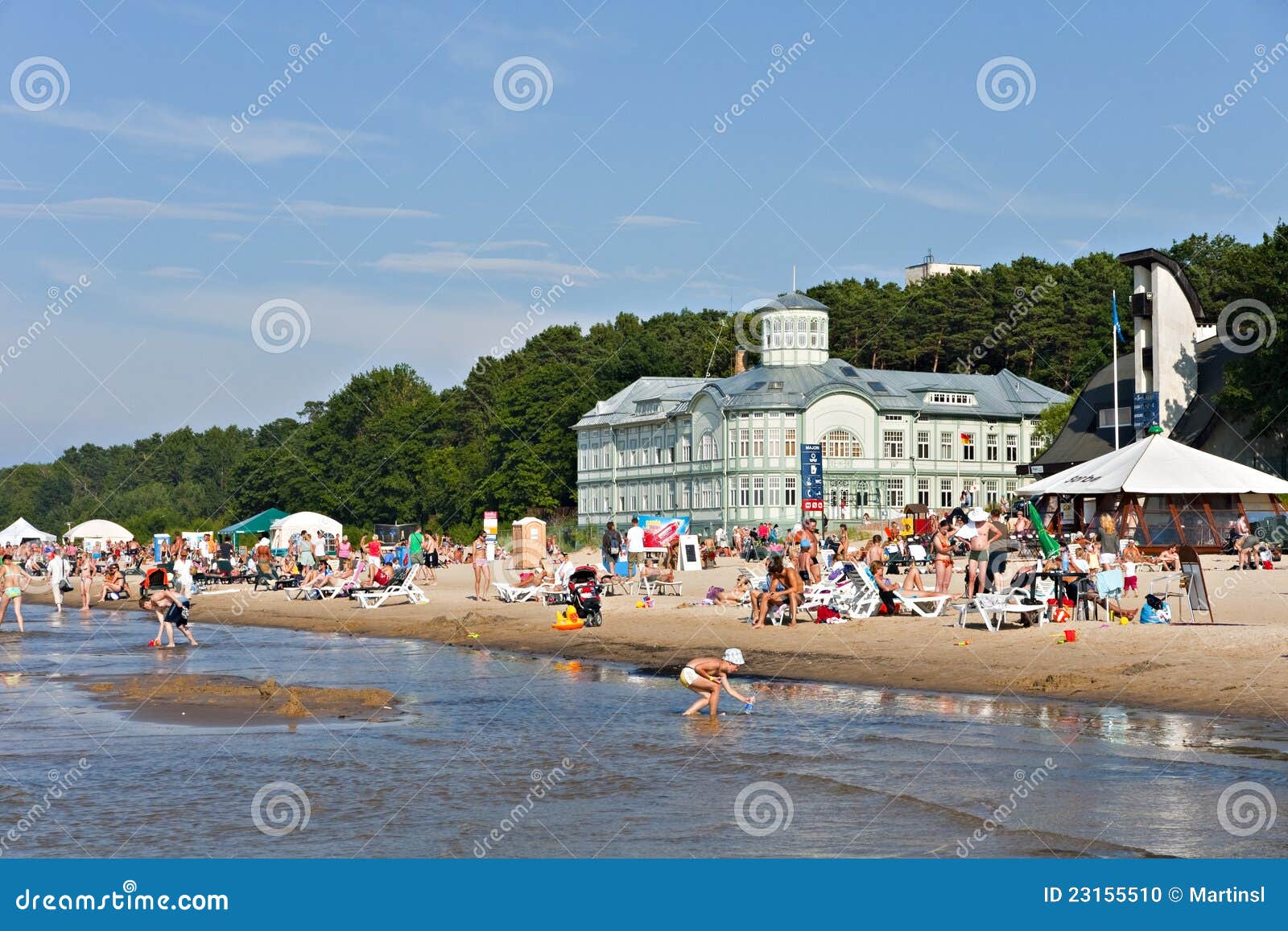 People on the seaside. editorial image. Image of play - 23155510