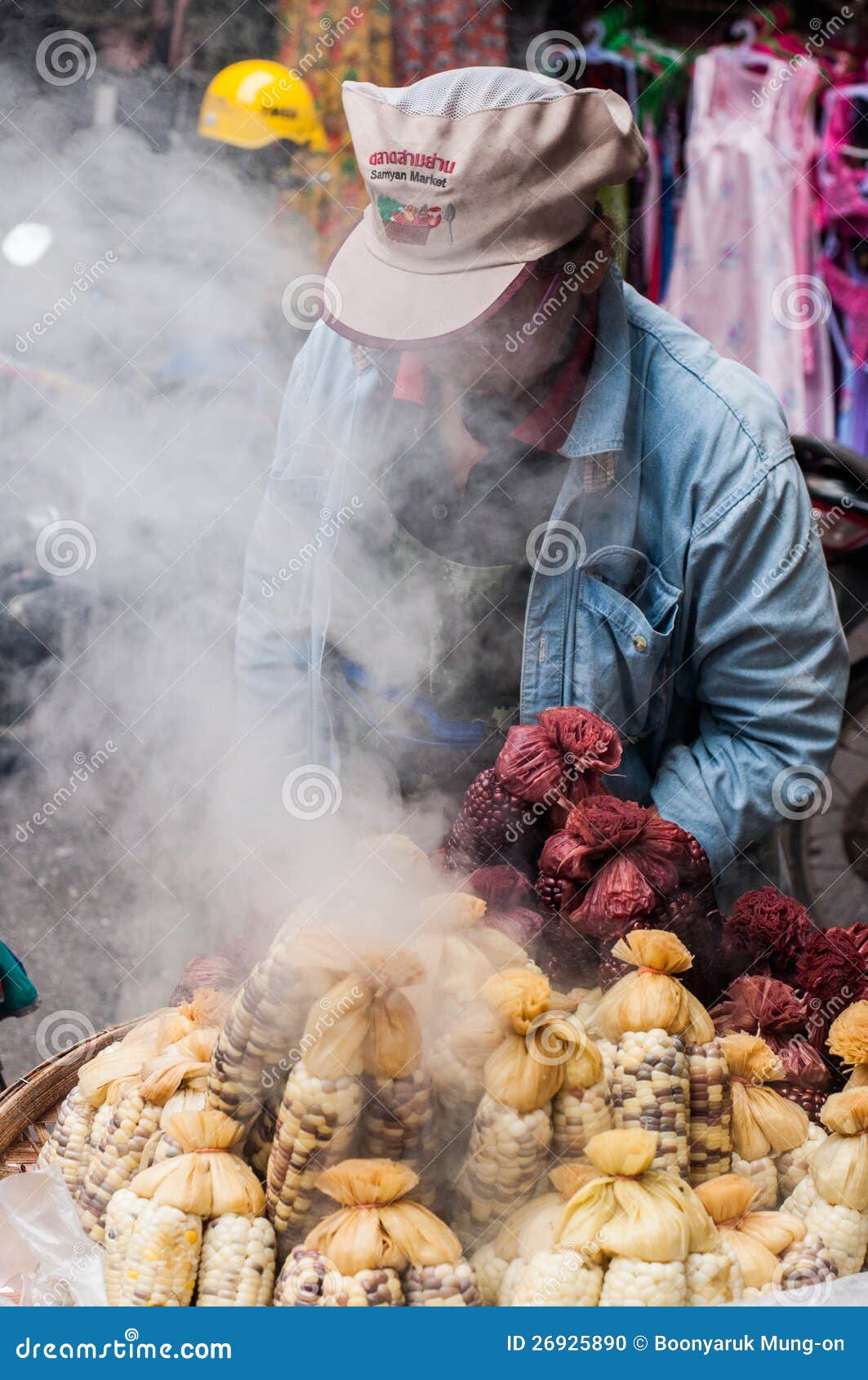 People selling boiled corn editorial image. Image of childhood - 26925890