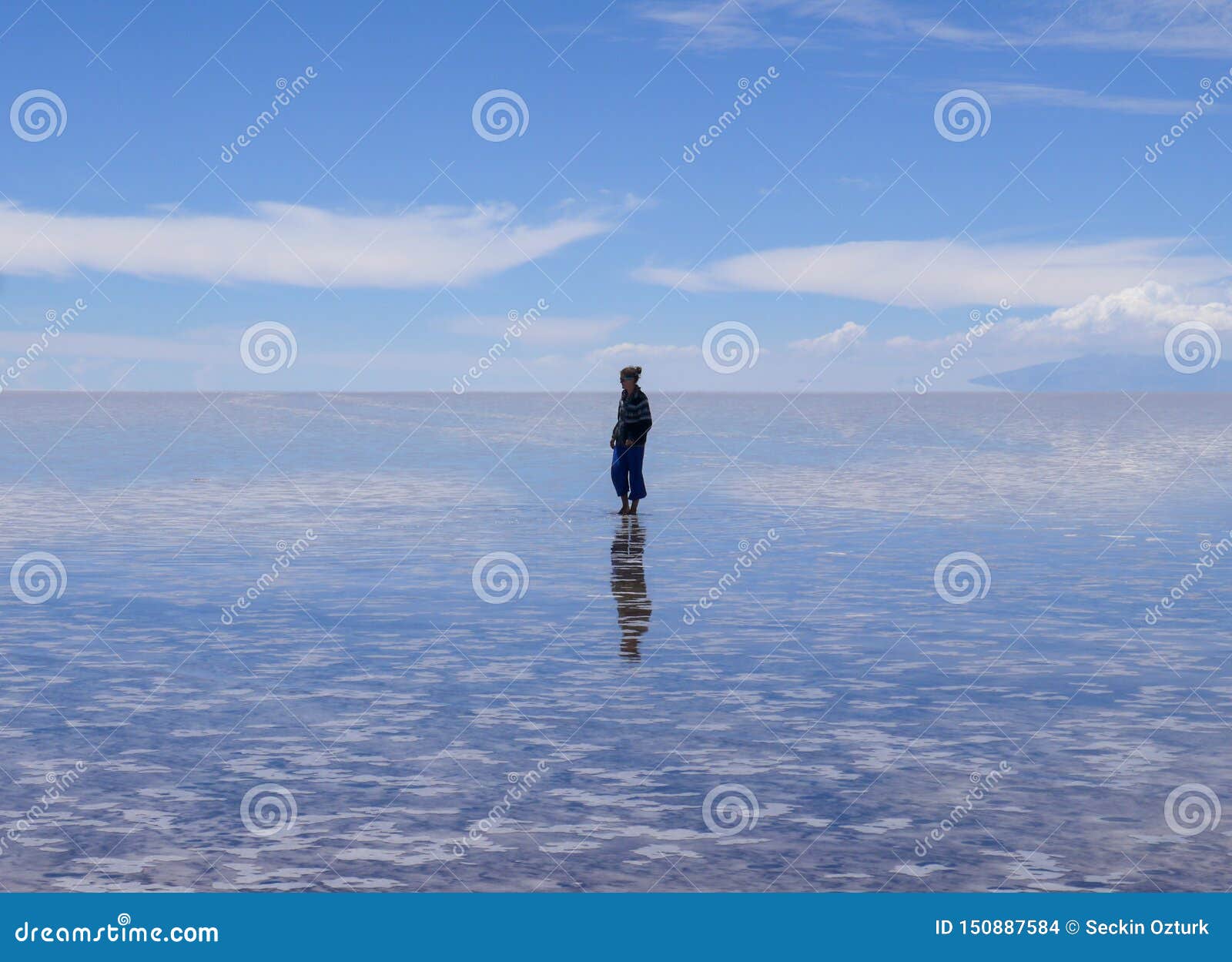 People Silhouette in the Salar De Uyuni Editorial Stock Image - Image ...
