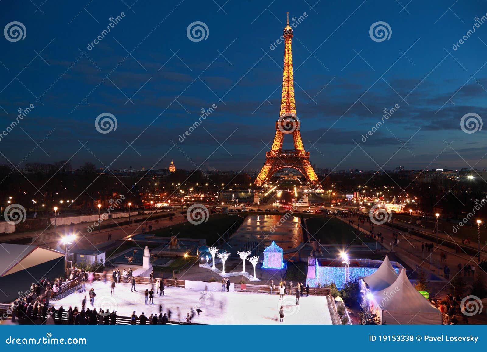 People skate at night editorial stock photo. Image of france - 19153338
