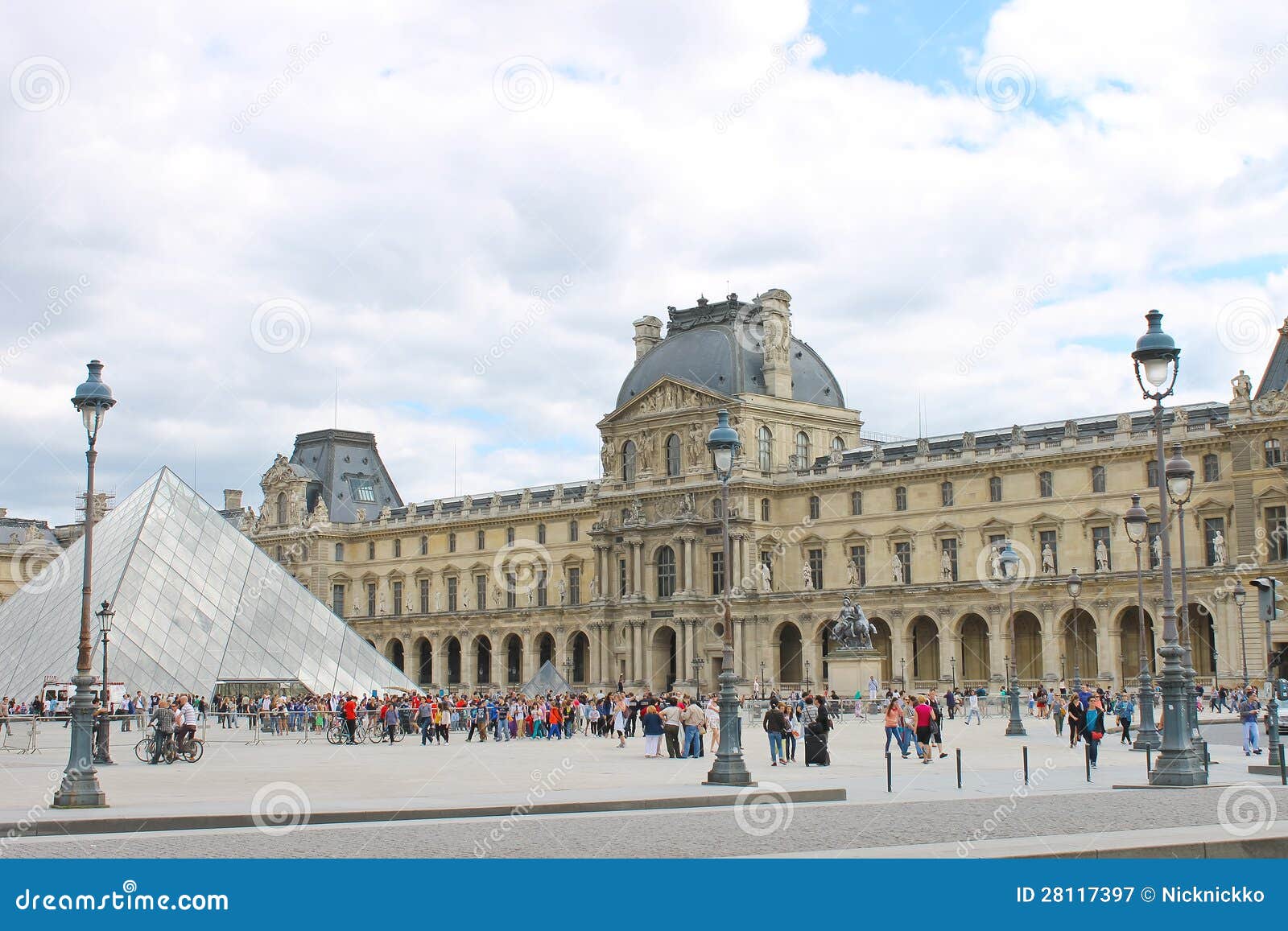 People in the Square in Front of the Louvre Editorial Photography ...