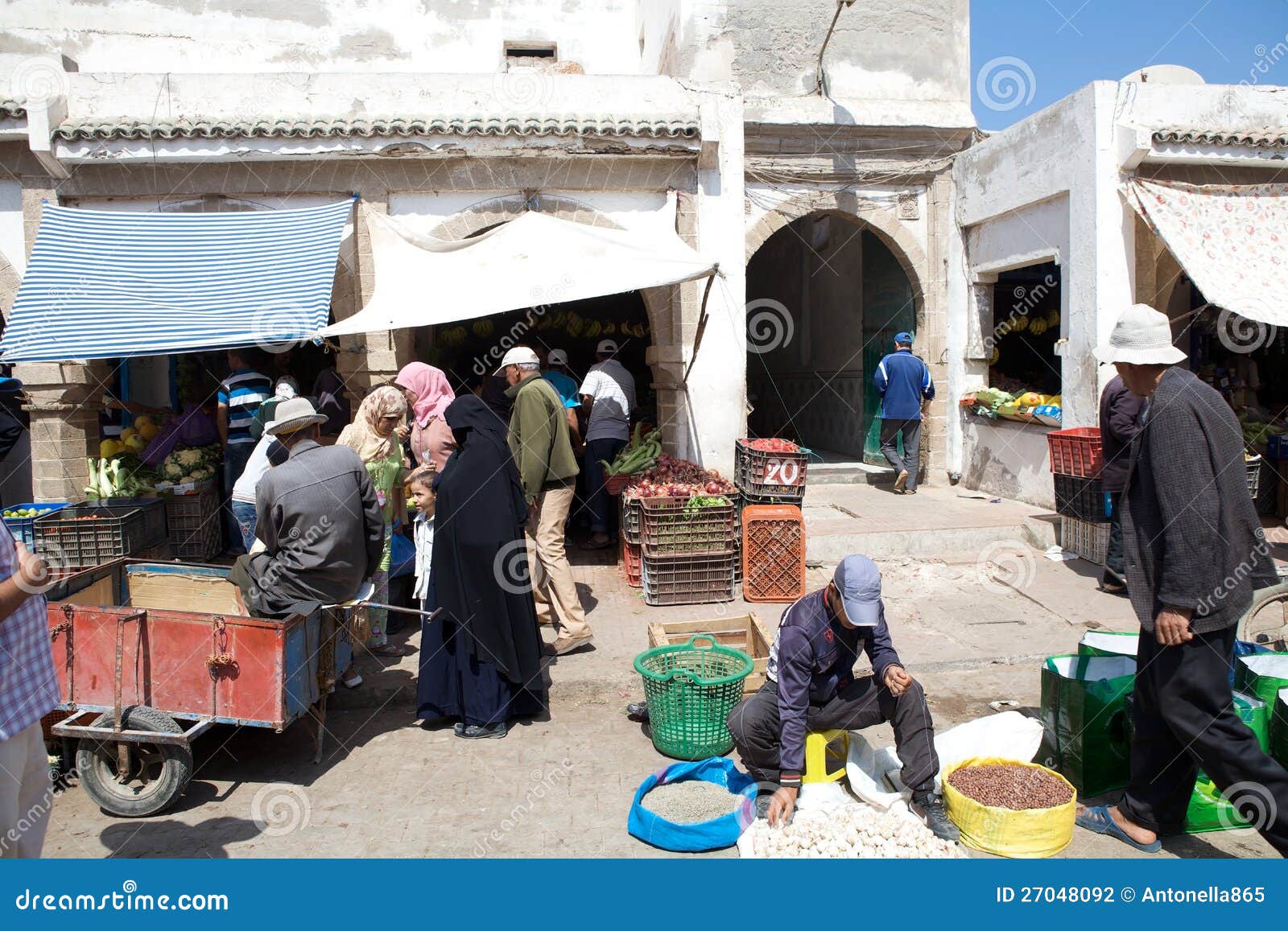 People and street vendor editorial photography. Image of africa - 27048092