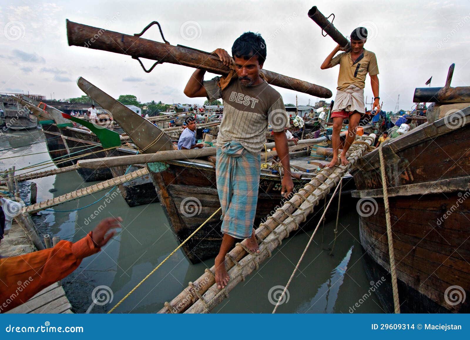 People Unloading Boats - Chittagong Editorial Stock Image - Image of ...