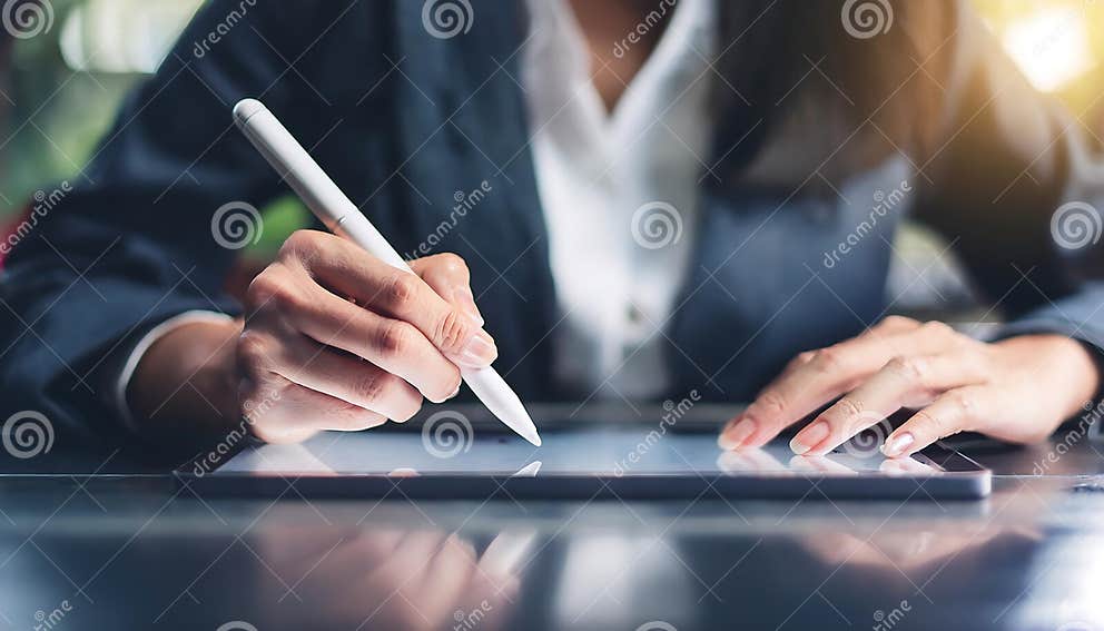 People Using a Pen To Write or Draw on a Tablet Stock Illustration ...