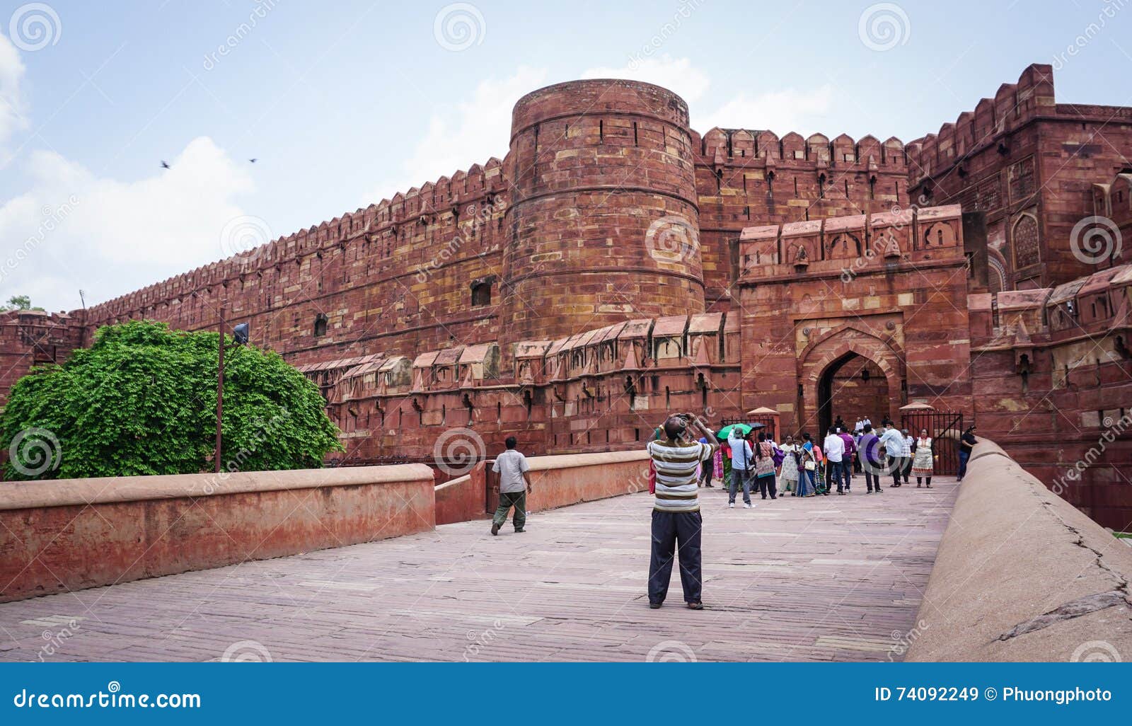 People Visit the Agra Fort in Agra, India Editorial Stock Image - Image ...
