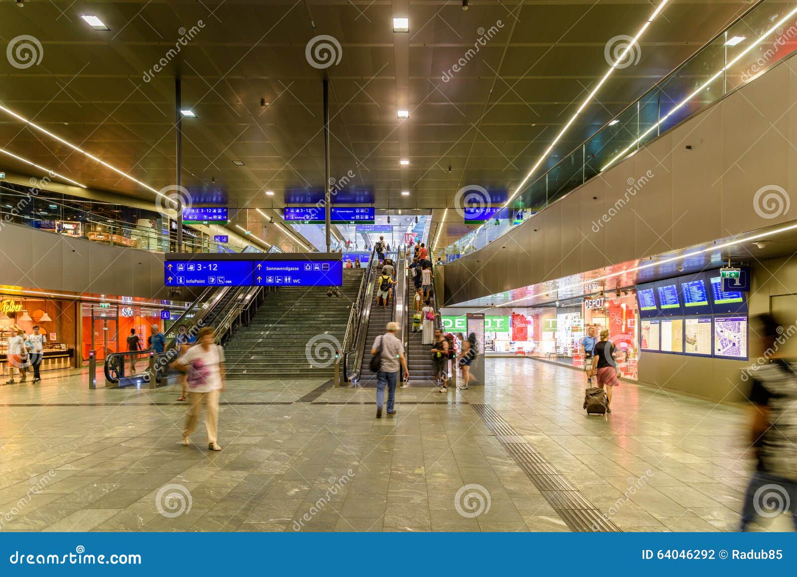People Waking in Large Metro Station for Subway Transfer Editorial ...
