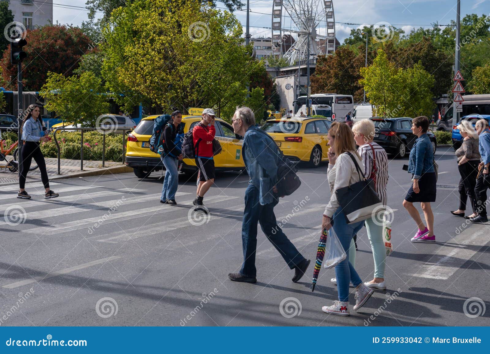 People Walking Across an Intersection in Budapest Editorial Photography ...