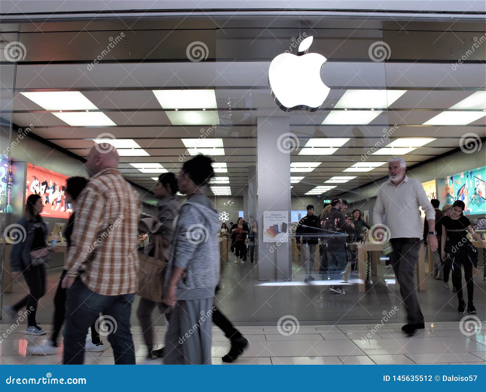Apple store in Rome editorial photography. Image of walking - 145635512
