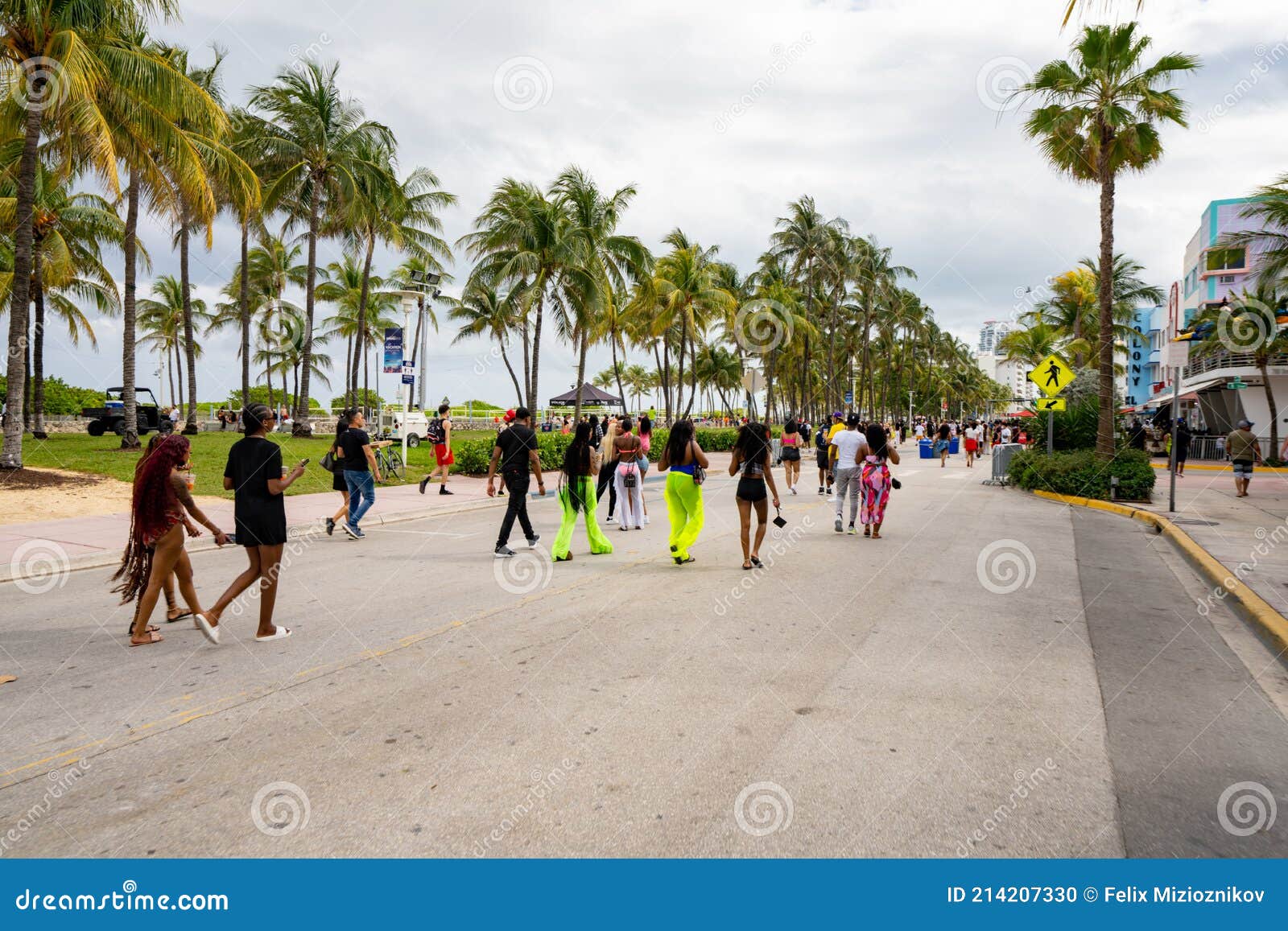People Walking on Ocean Drive Miami Beach Spring Break 2021 Editorial ...
