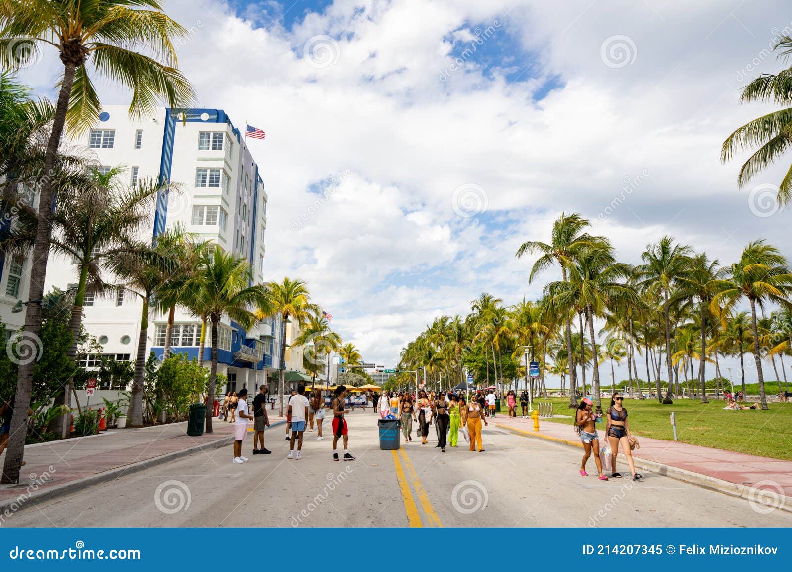 People Walking on Ocean Drive Spring Break 2021 Editorial Image - Image ...