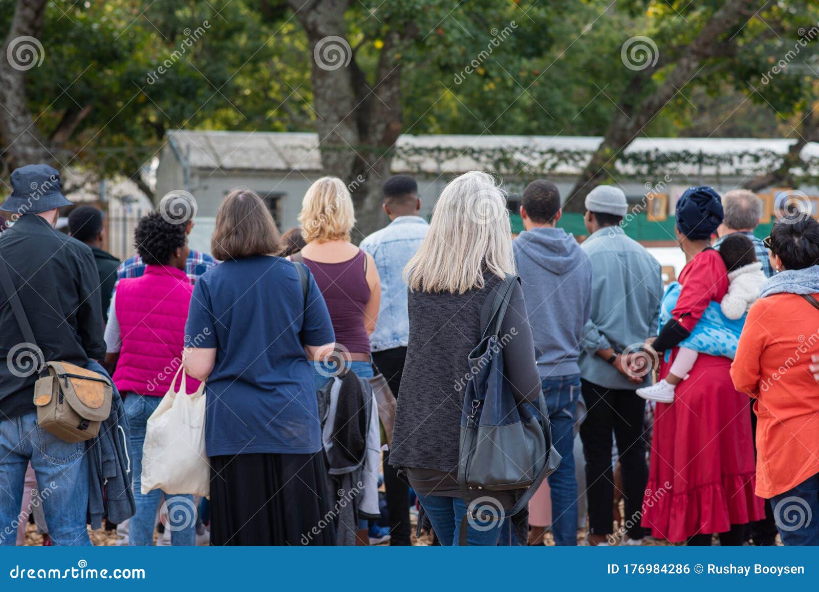 People Watching a Live Performance Editorial Photo - Image of crowd ...
