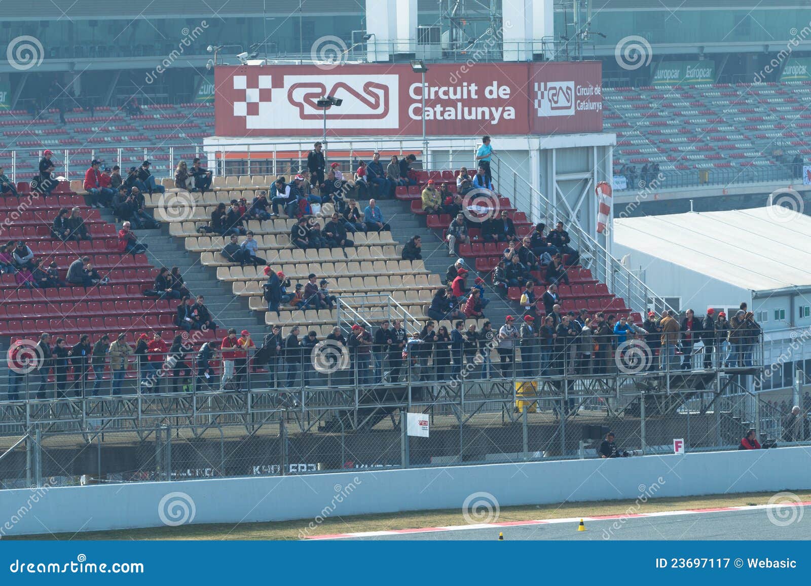 People Watching the Testing Days F1 - Barcelona Editorial Photography ...