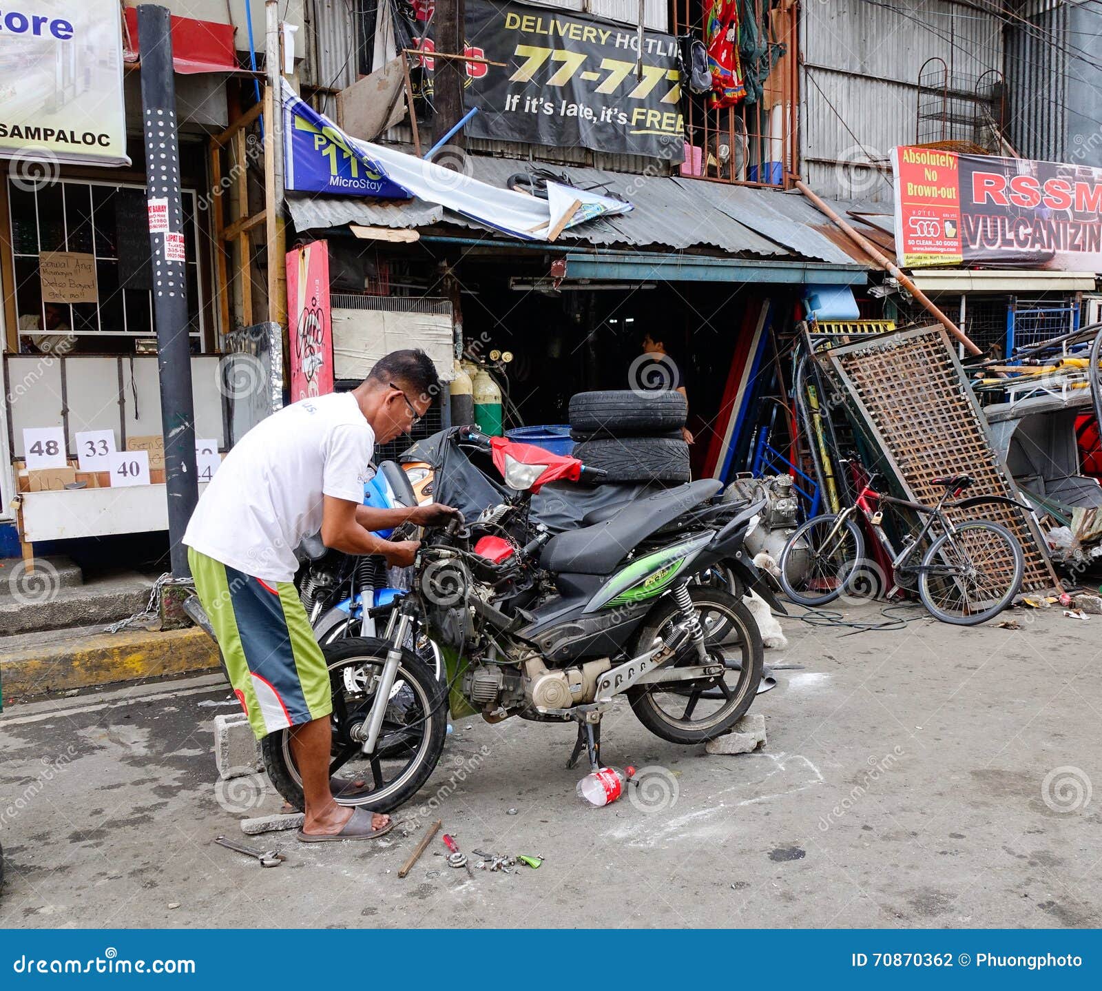 People Working on Street in Manila, Philippines Editorial Photography ...