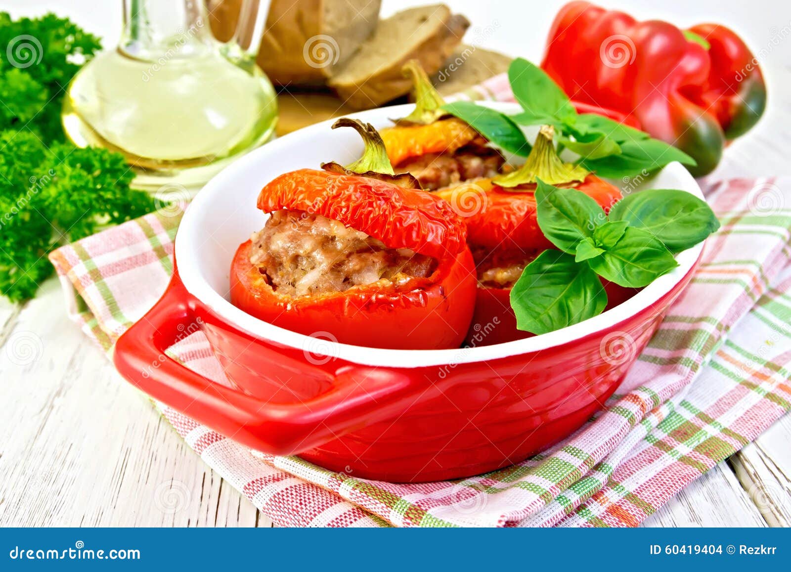 Peper Gevuld Vlees in Rode Grill Op Lichte Raad Stock Foto - Image of ...