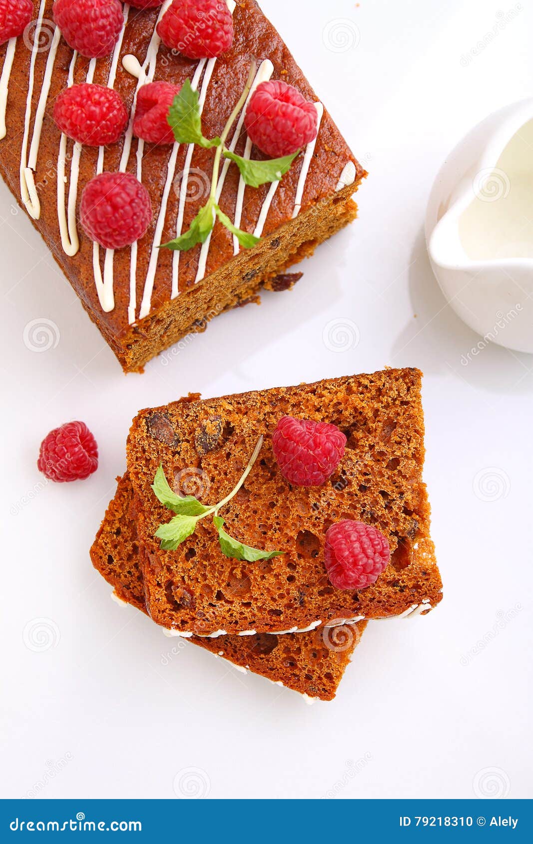 Peperkoek & X28; Honing-cake& X29; Met Rozijnen Stock Foto - Image of ...