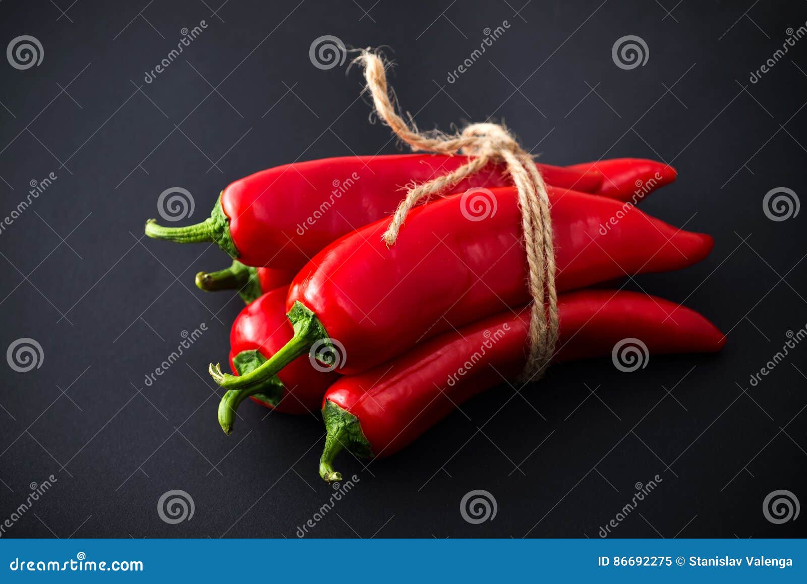 Peperoncini Rossi Su Un Fondo Nero Immagine Stock - Immagine di ...