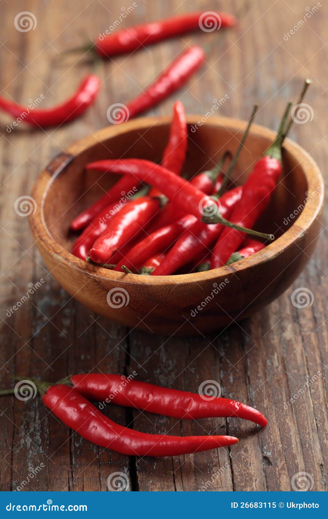 Peperoni Di Peperoncino Rosso Immagine Stock - Immagine di legno ...