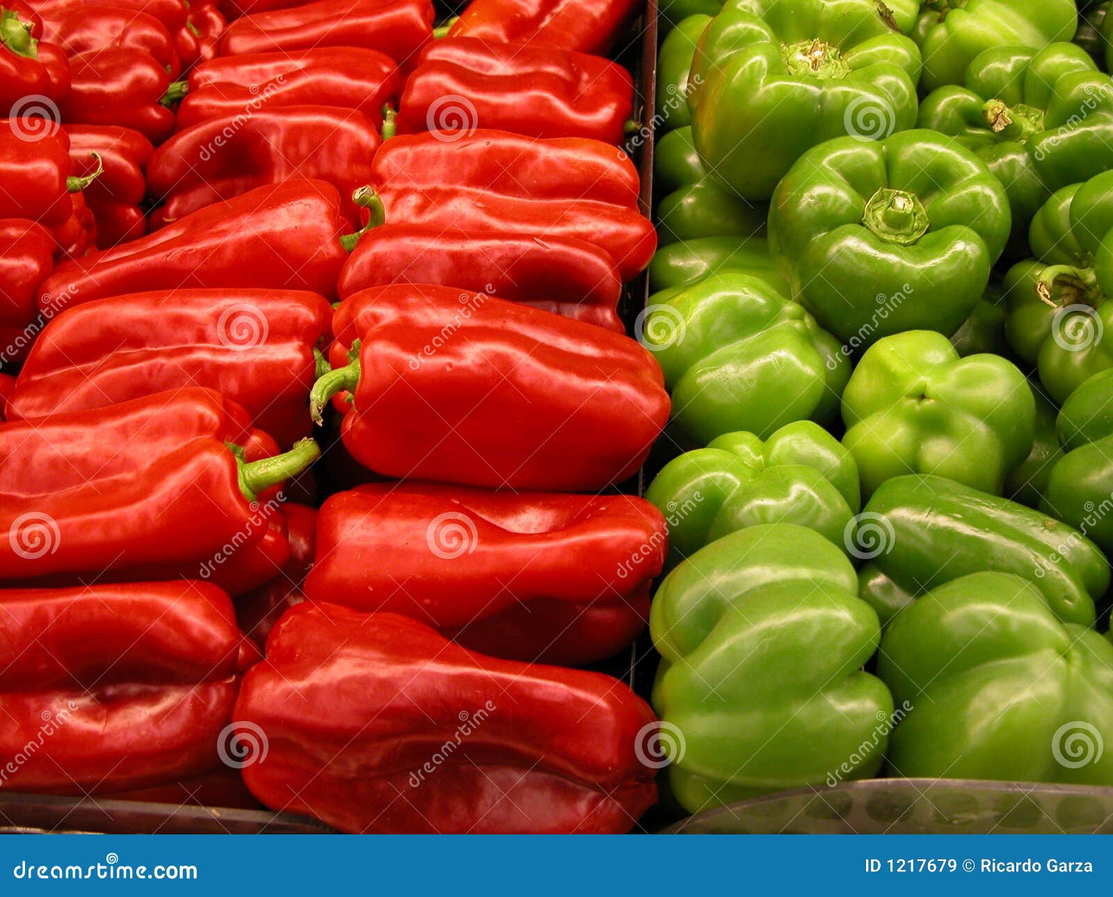 Peperoni rossi e verdi immagine stock. Immagine di alimento - 1217679