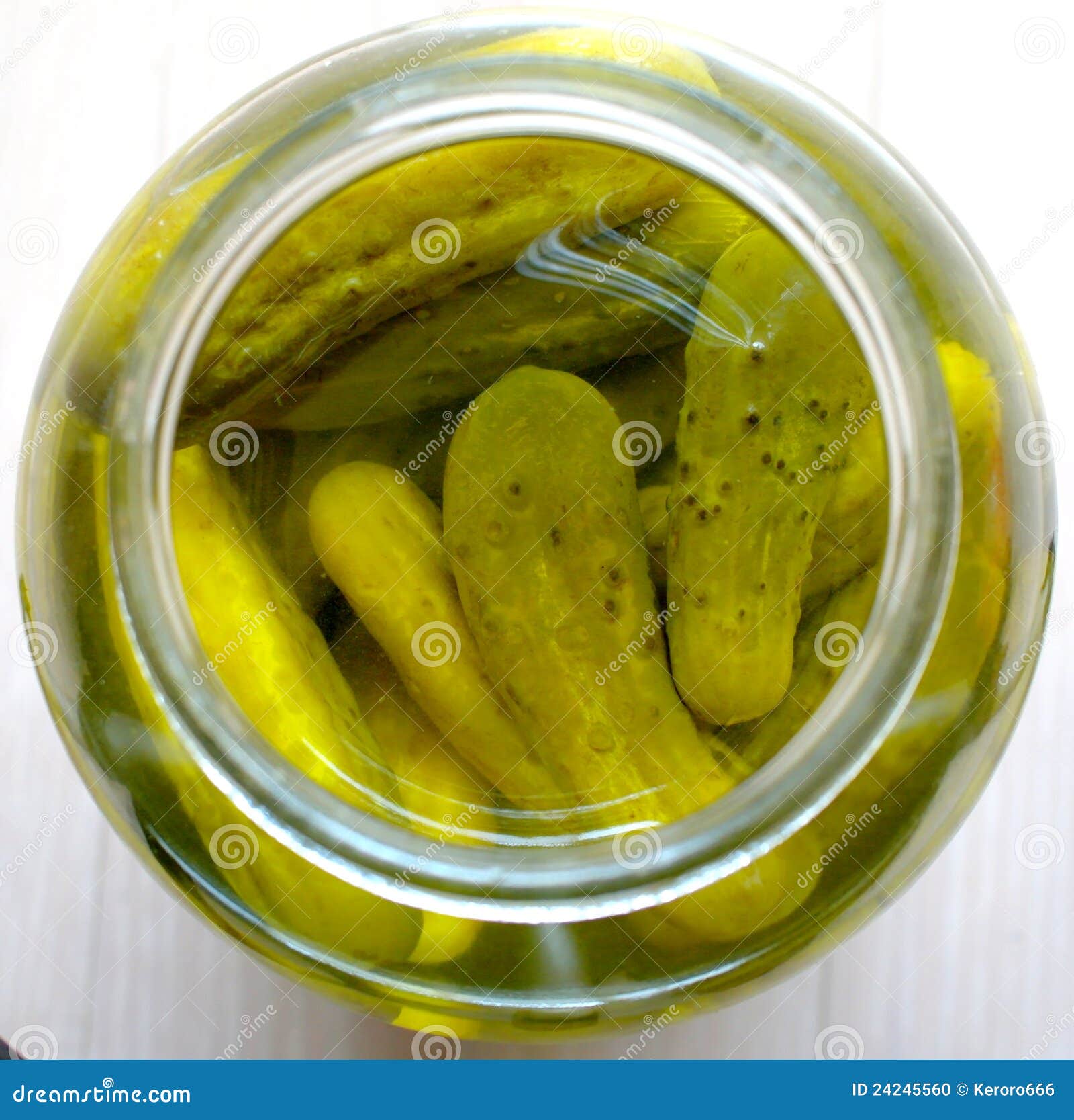 Pepinillos en un tarro foto de archivo. Imagen de encurtido - 24245560
