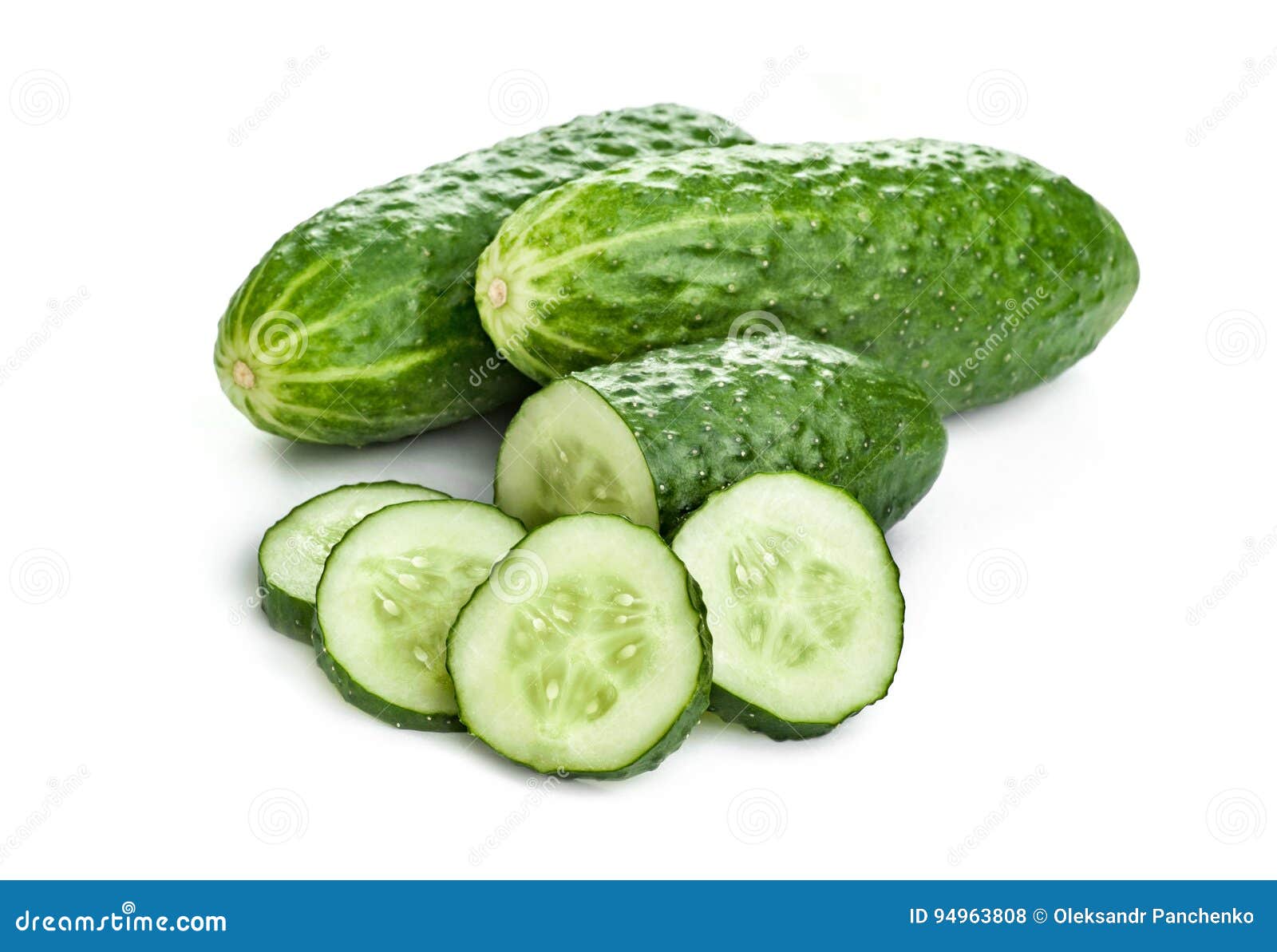 Pepino Verde O Corte Do Pepino Com Partes Isolate Foto de Stock ...