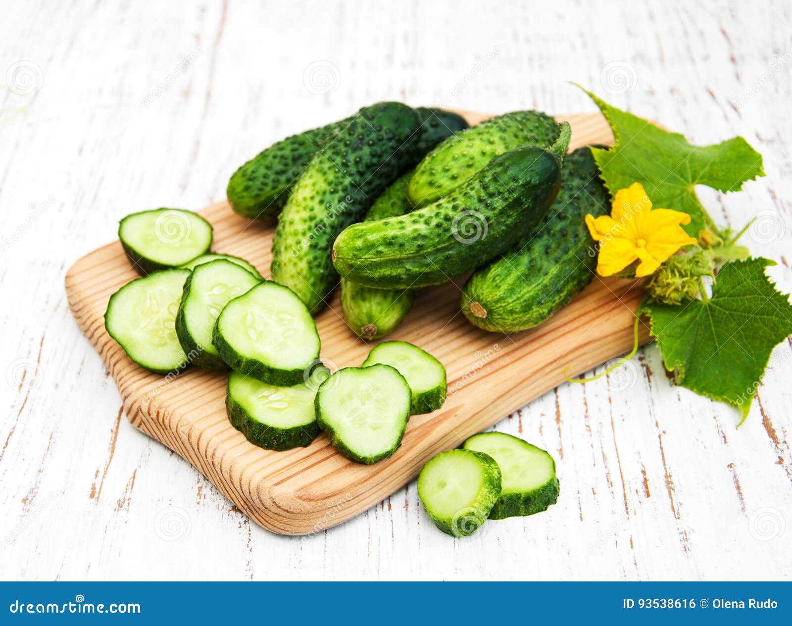 Pepinos frescos foto de archivo. Imagen de travieso, hoja - 93538616