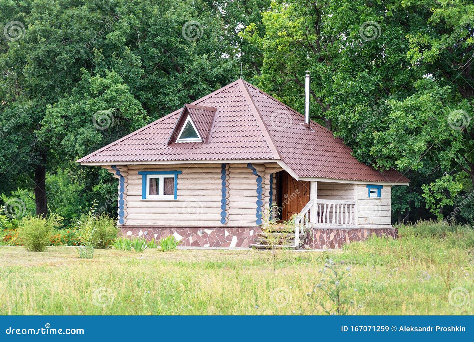 Pequeña Casa De Troncos Con Techo Triangular Frente Al Bosque Imagen de ...