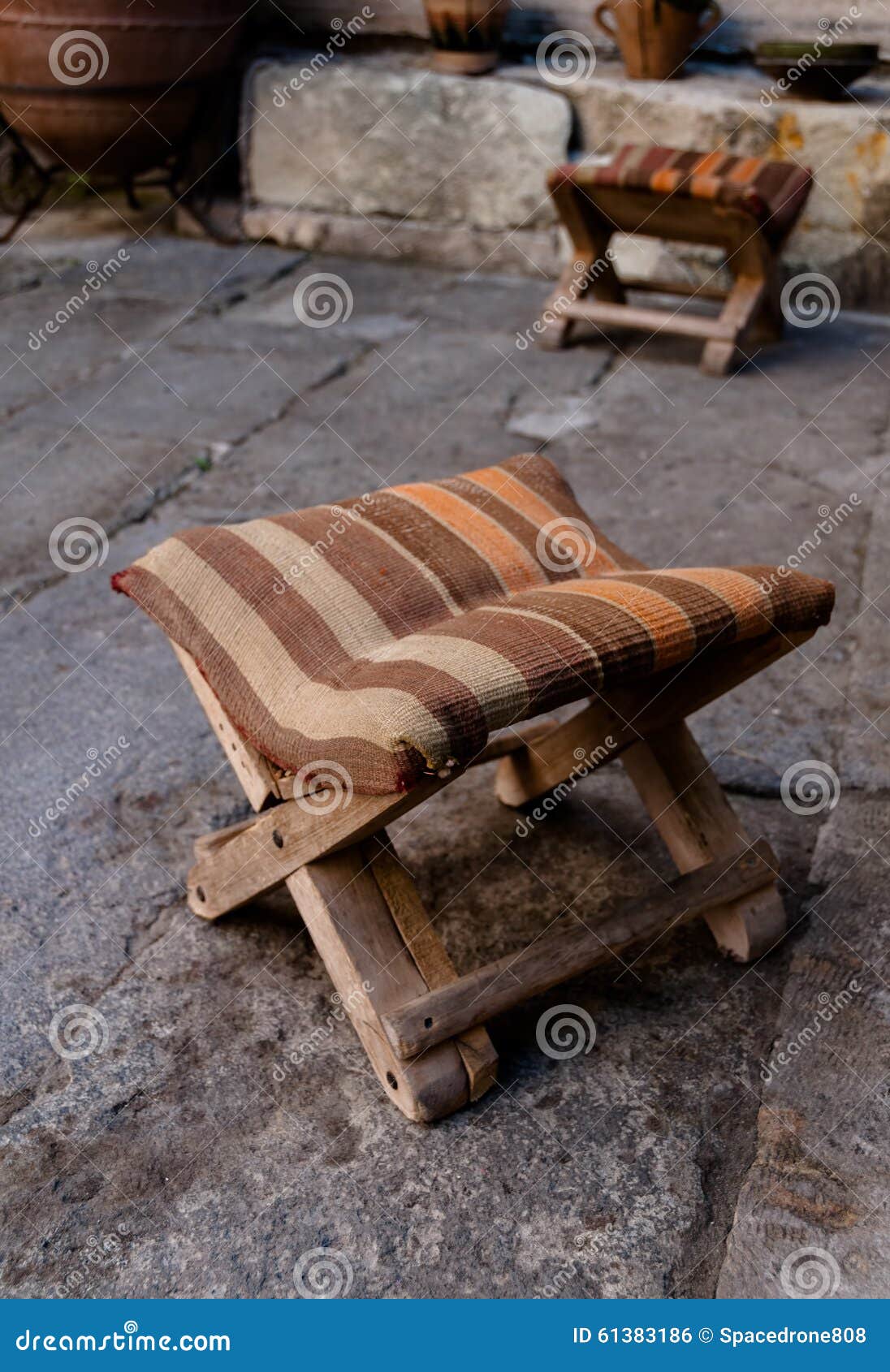 Pequeña silla turca foto de archivo. Imagen de contexto - 61383186