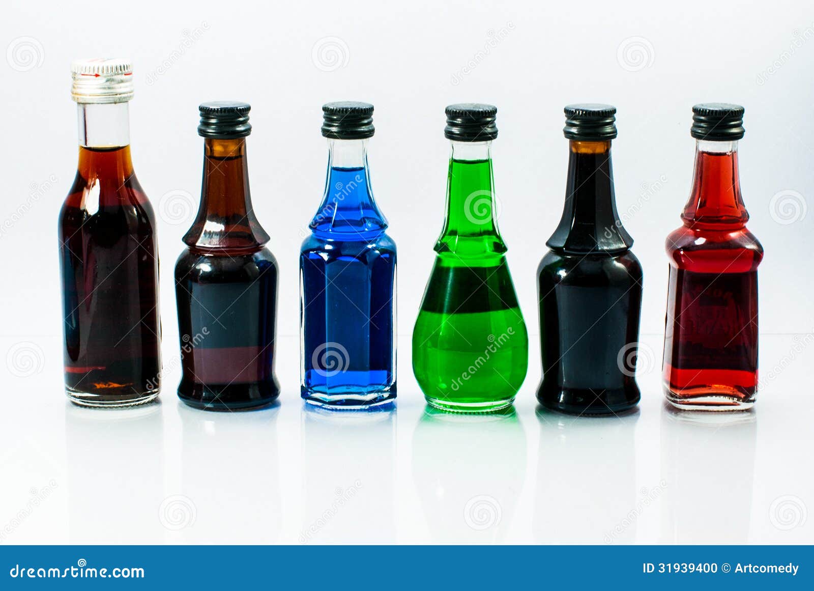 Pequeñas Botellas Del Alcohol Colorido Foto de archivo - Imagen de ...