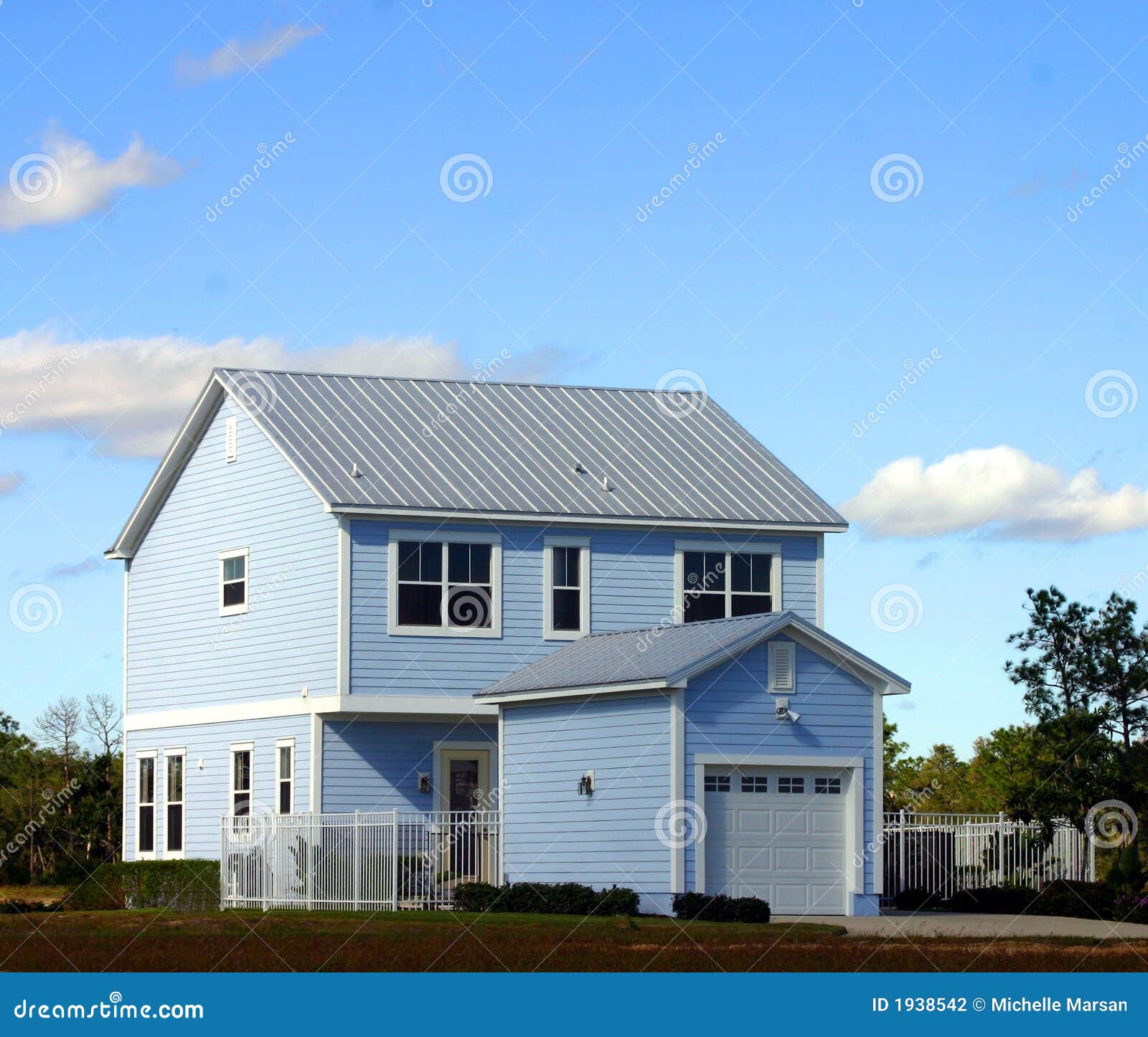 218 Pequeñas Casas Azules Fotos de stock - Fotos libres de regalías de ...