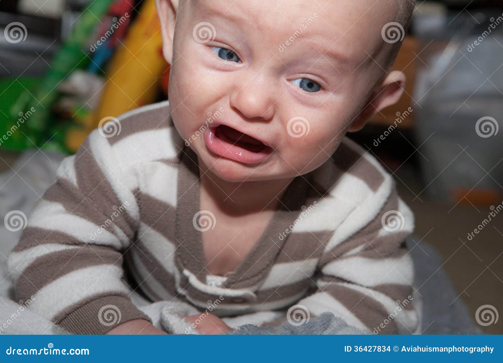 Pequeño bebé enojado foto de archivo. Imagen de limpio - 36427834