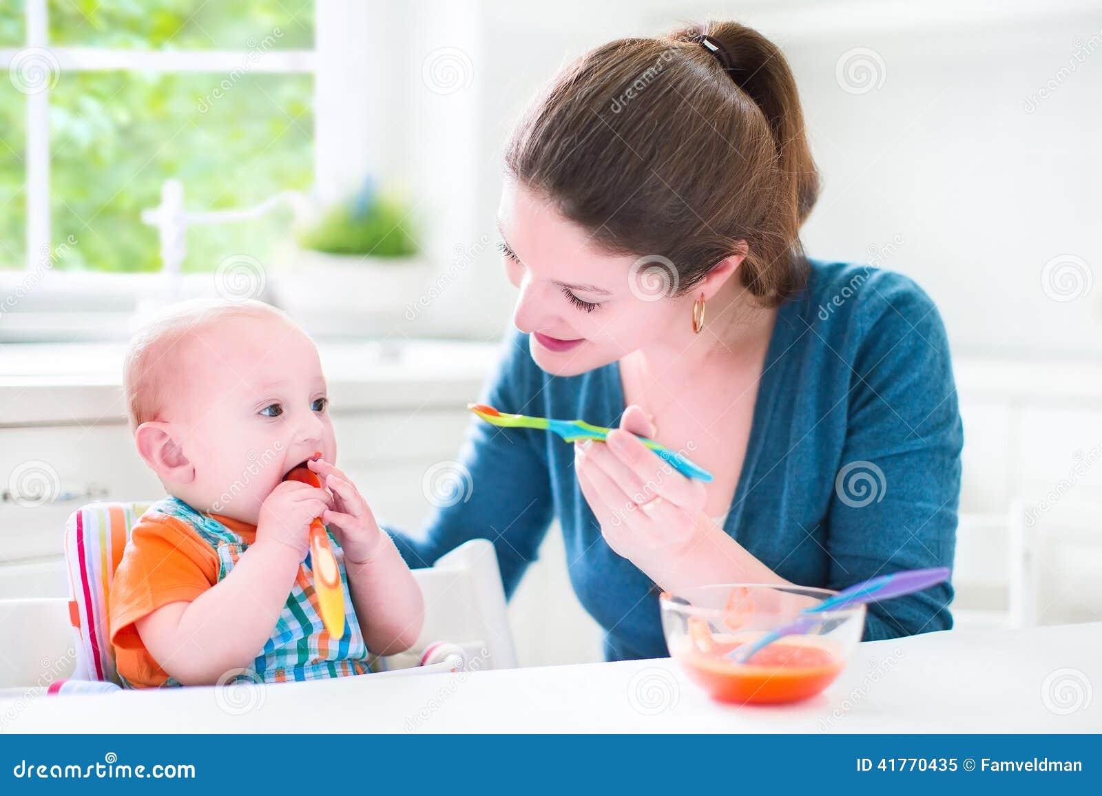 Pequeño Bebé Que Come Su Primera Comida Sólida Imagen de archivo ...