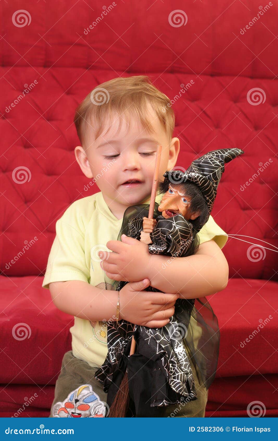 Pequeño bebé rubio foto de archivo. Imagen de ordenador - 2582306