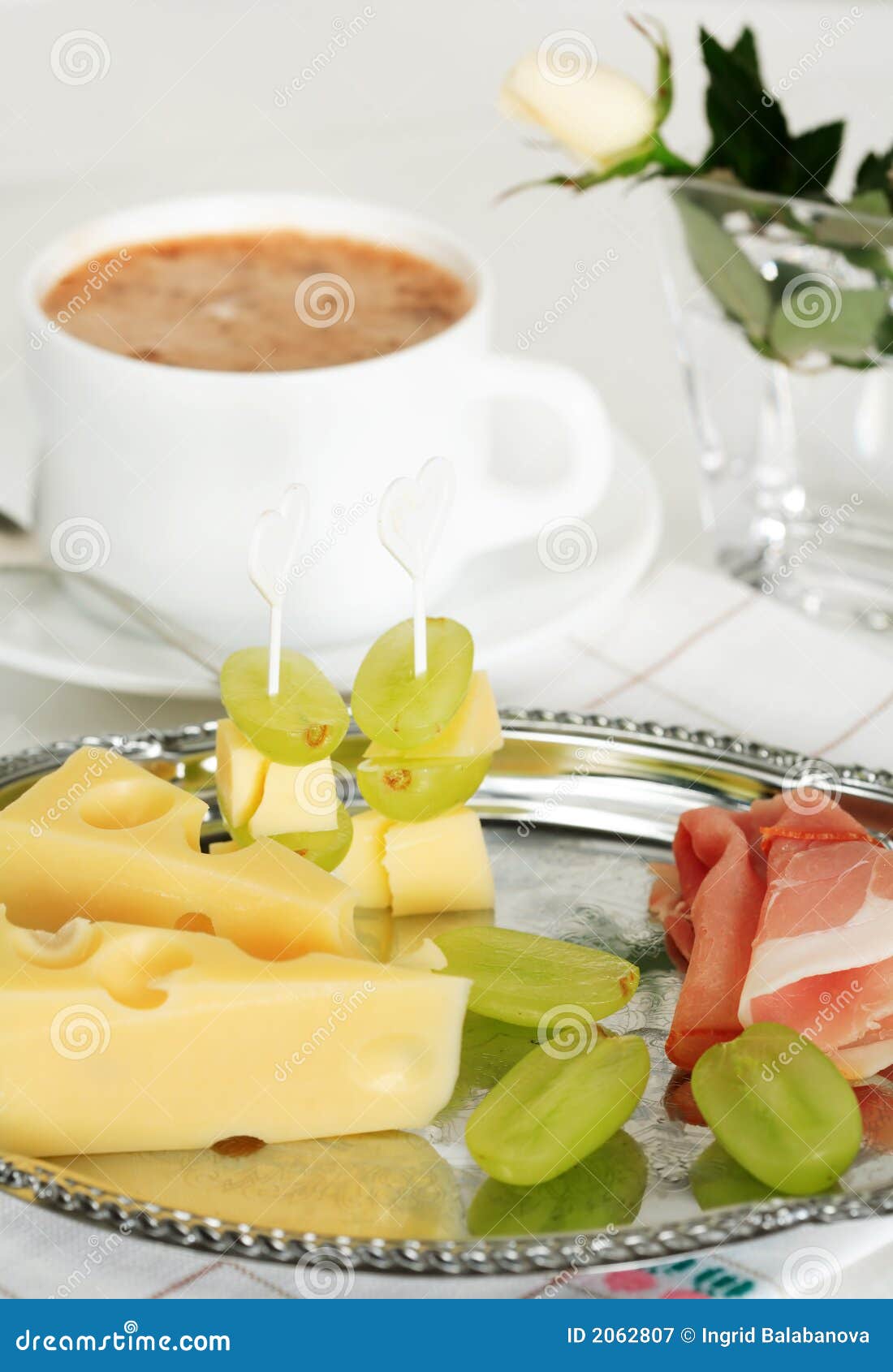 Pequeño bocado con café imagen de archivo. Imagen de delicioso - 2062807