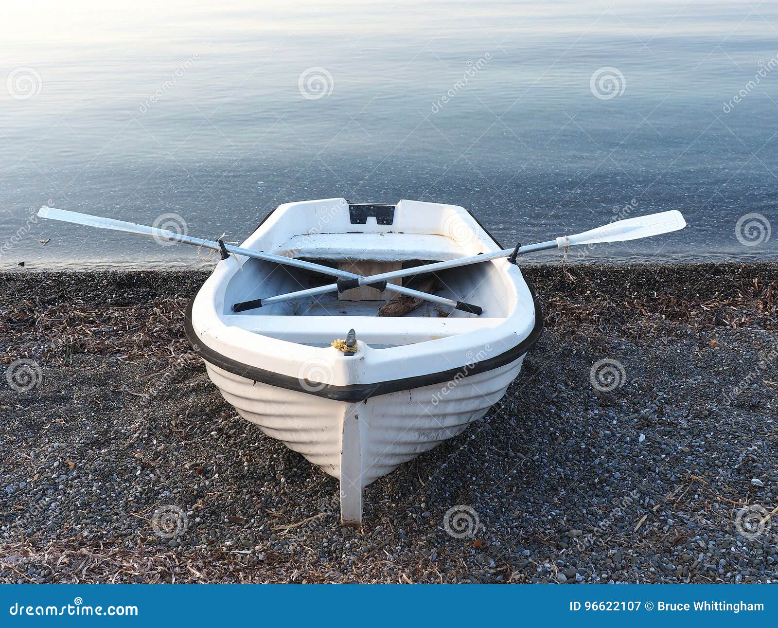 Pequeño Bote De Remos Blanco Imagen de archivo - Imagen de aguas ...