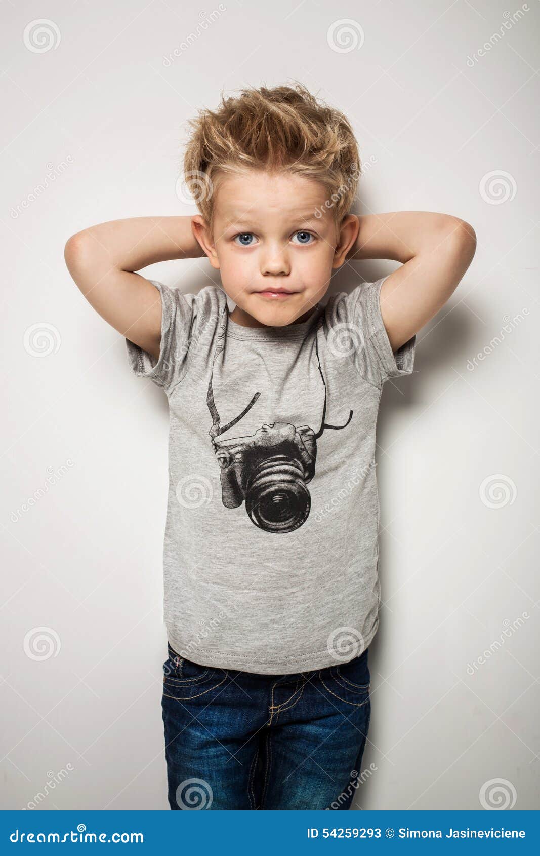 Pequeño Muchacho Bonito Que Presenta En El Estudio Como Modelo De Moda ...