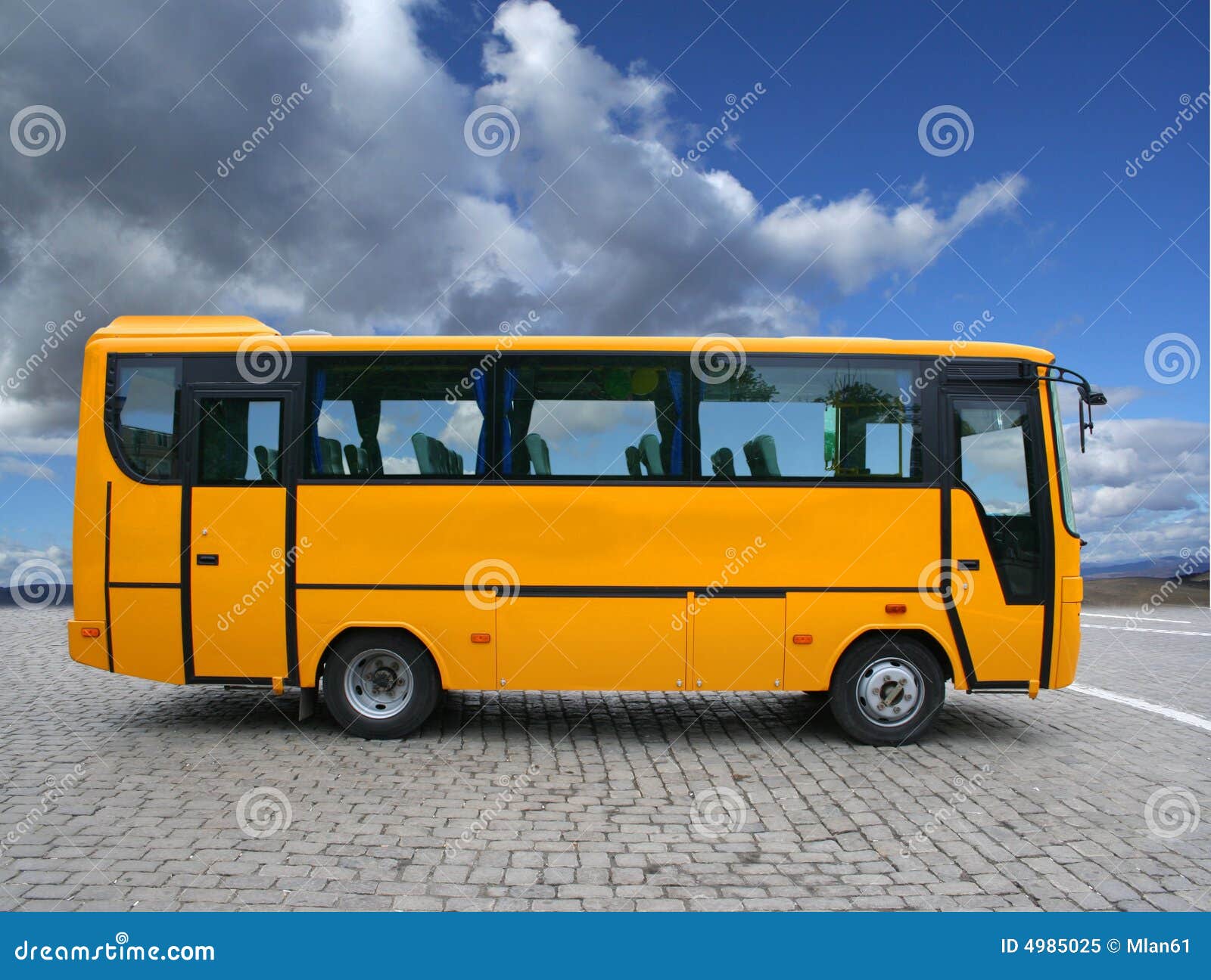 Pequeño omnibus imagen de archivo. Imagen de transporte - 4985025