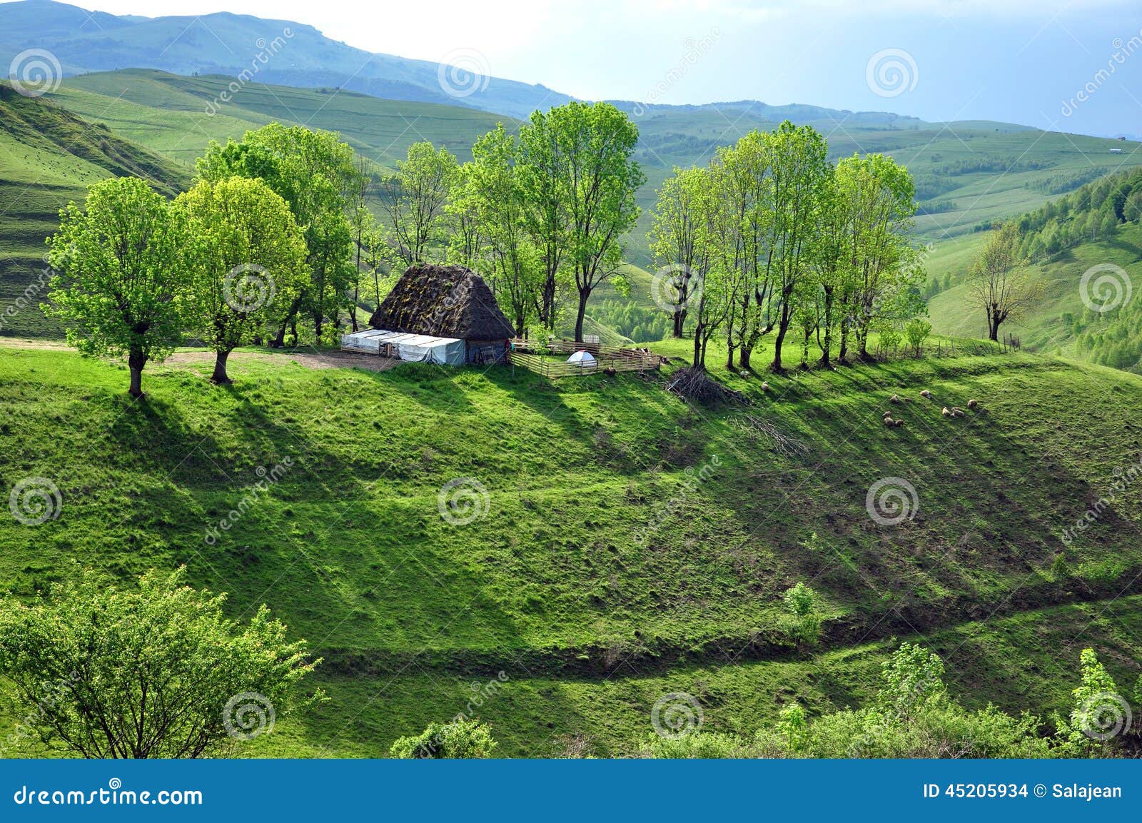 Pequeño Rancho En Las Montañas Foto de archivo - Imagen de rancho, nube ...