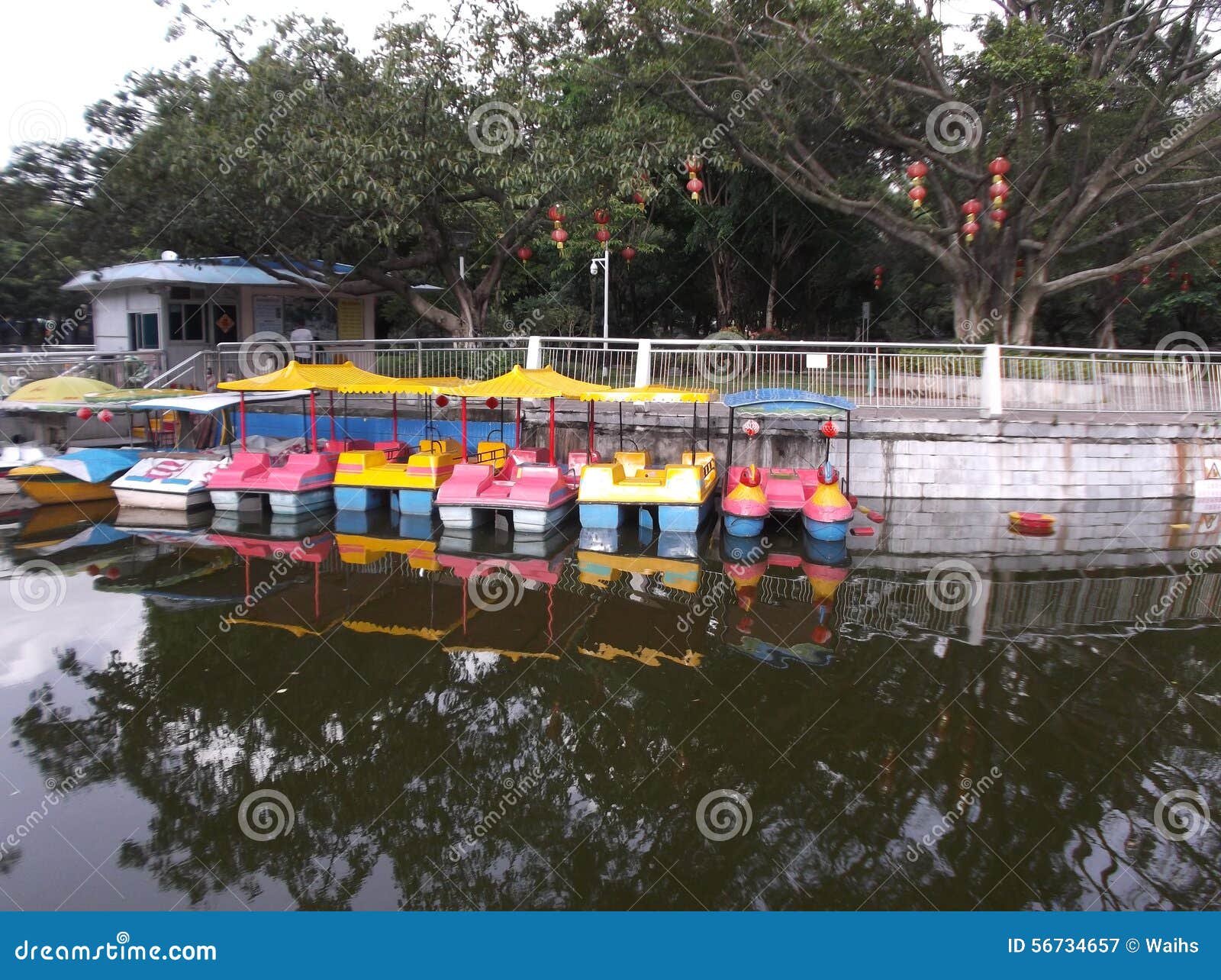 Pequeño Yate En El Modelo Animal Fotografía editorial - Imagen de ...