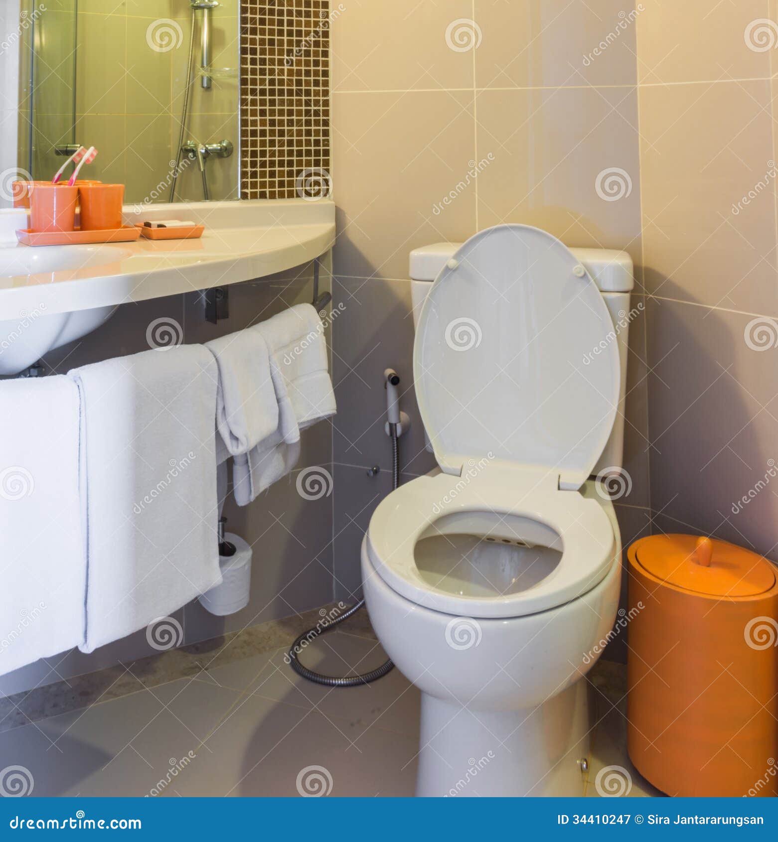 Pequeños retretes modernos imagen de archivo. Imagen de perspectiva ...