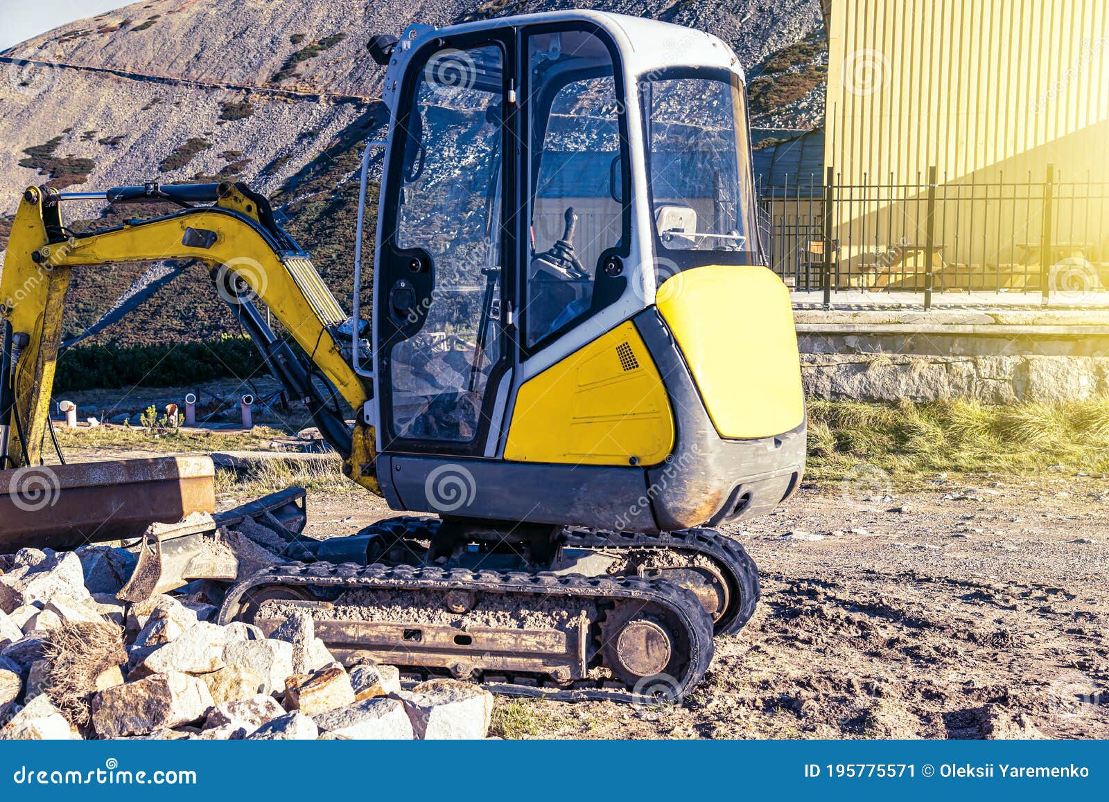 Pequeno Escavador Executa Trabalho . Imagem de Stock - Imagem de ...