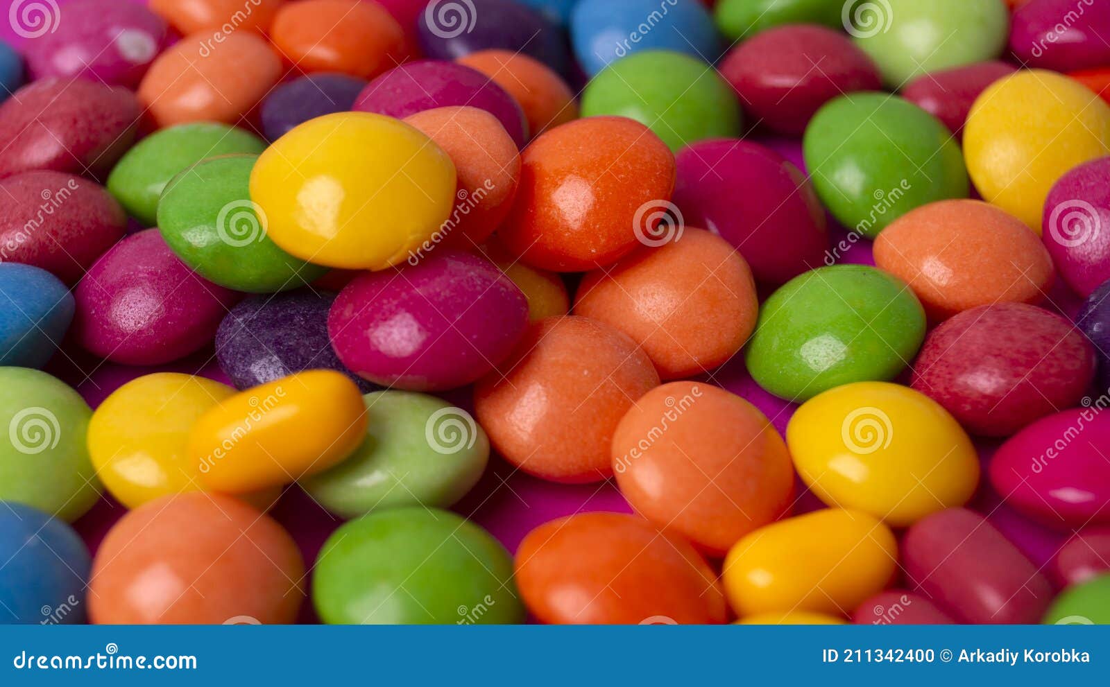 Pequenos Doces Coloridos Num Fundo Colorido Foto de Stock - Imagem de ...