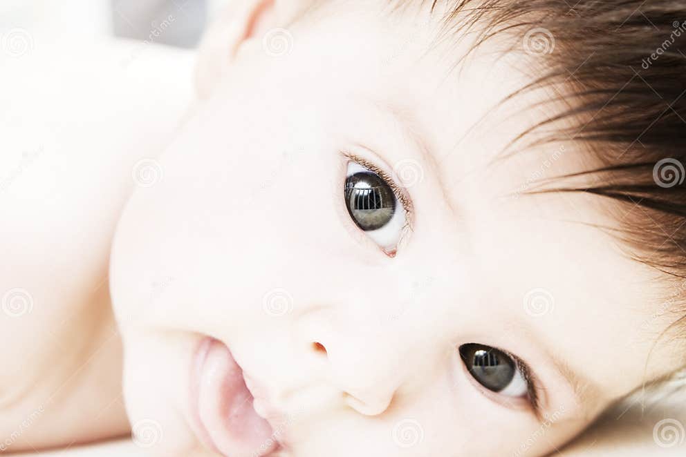 Pequeño bebé dulce foto de archivo. Imagen de joven, humano - 5136986