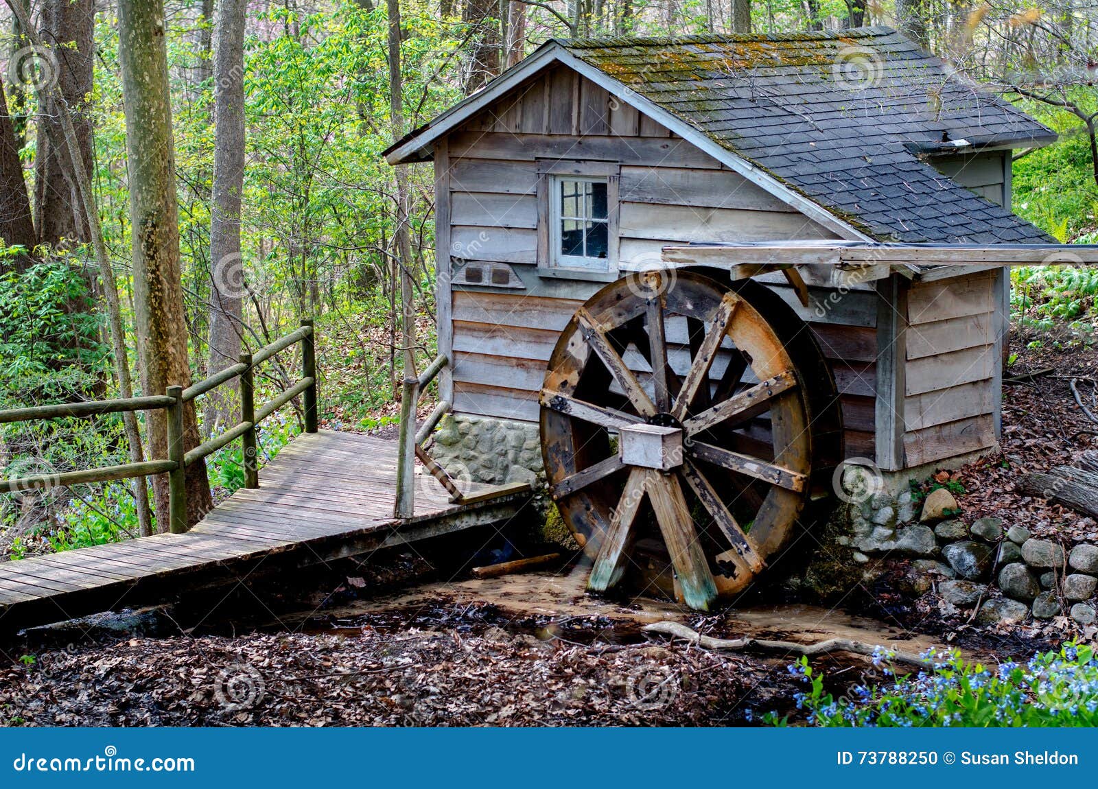 Pequeño Edificio Rústico Con La Rueda De Agua Foto de archivo - Imagen de calzadas, cubo: 73788250