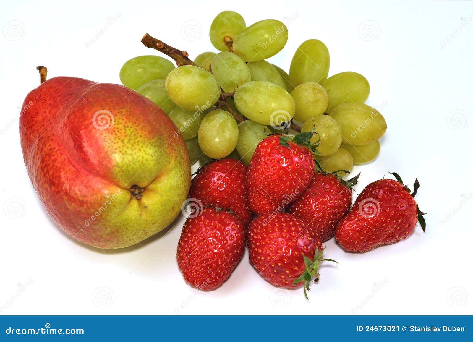 Pera Con Las Fresas Y La Uva Imagen de archivo - Imagen de agricultura ...